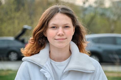 Девушка подростка с усмехаться голубых глазов Стоковое Фото