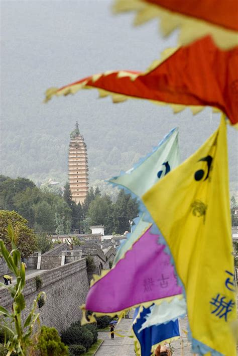 无人 寺庙 竖图 俯视 室外 白天 旅游 度假 名胜古迹 植物 标志建筑 地标 建筑 大理 中国 亚洲 阴影 节日 遗迹 飘扬 光线 影子