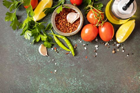 건강 한 음식 채식 음식 배경입니다 어두운 배경에 요리를위한 다양한 허브와 향신료 위에서 본 모습 공간을 복사합니다 0명에 대한 스톡 사진 및 기타 이미지 Istock