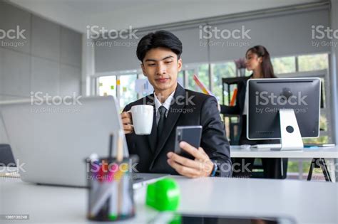 사무실에서 일하는 잘생긴 남자 테이블에 스마트 폰과 컴퓨터를 사용하여 20 29세에 대한 스톡 사진 및 기타 이미지 20