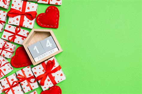 당신의 디자인을위한 빈 공간과 화려한 배경에 선물 상자 나무 달력과 빨간 섬유 마음의 휴일 구성 2월 14일 발렌타인 데이 컨셉의 탑 뷰 14에 대한 스톡 사진 및 기타