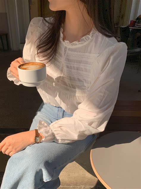 이너베이 체형커버핏🩷 레이스블라우스 하이넥 펀칭 프릴 퍼프 플레어 봄 블라우스 발레코어룩