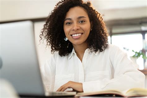 자신감 있는 아프리카계 미국인 사업가가 현대 가정의 직장에서 노트북으로 일하고 있습니다 20 24세에 대한 스톡 사진 및 기타 이미지 20 24세 경영자 금융