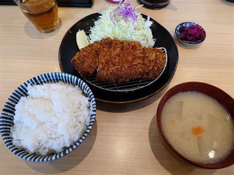 私の流儀 和食は、主食（ご飯）を左手前、汁物（味噌汁）を右手前、主菜（おかず）や副菜を奥側に配置するというのが決まりですよね。今は定食も