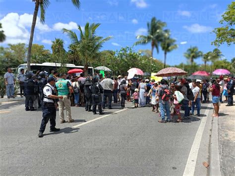 Vecinos De Colonias Irregulares Se Manifiestan En Zona Hotelera