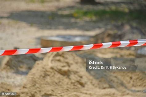 빨간색과 흰색 테이프는 건설 또는 수리 작업 장소를 둘러 쌉니다 0명에 대한 스톡 사진 및 기타 이미지 0명 가리기 개념 Istock