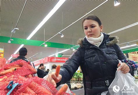 俄罗斯超市实拍：卢布暴跌未致大规模抢购 仅部分商品售罄【2】 国际 人民网