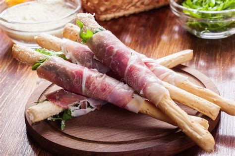 Italienisches Grissini Mit Schinken Prosciutto Mozzarella Und Arugula