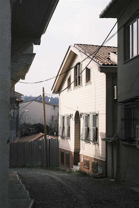 집 밖의 가벼운 거리 거리 풍경 건물 건물 외관 건축 겨울 경치가 좋은 골목 교외의 그림자 도시 도시