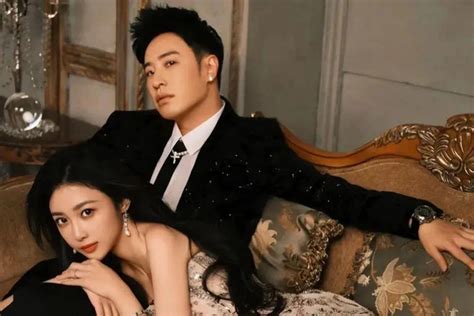 潘玮柏28岁娇妻穿一条丝巾当上衣，好身材挡不住！难怪结婚4年这么低调！