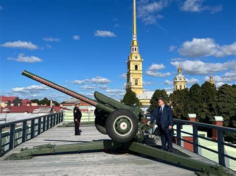 В Петропавловской крепости выстрелом из пушки ознаменовали 75 летие
