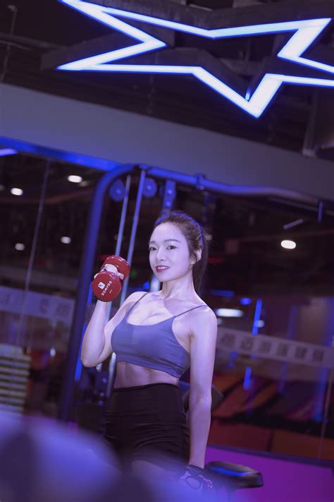 演员林乐乐撸铁长肌肉 健身房大秀性感身材 搜狐大视野 搜狐新闻