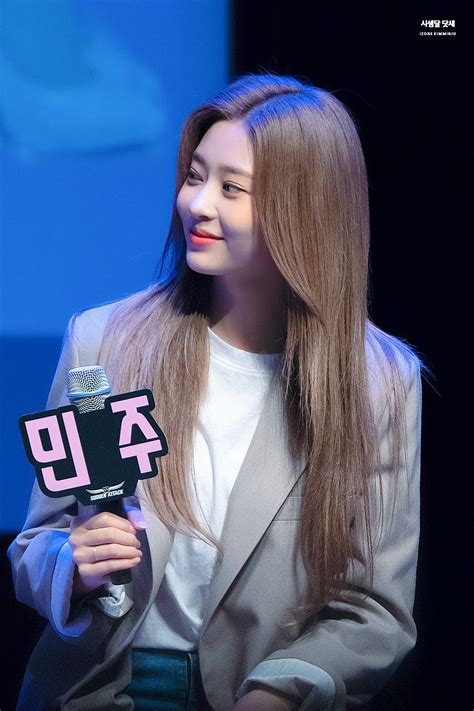 Pin By 영재 On 내 저장 G Idol Kim Min Japanese Girl Group