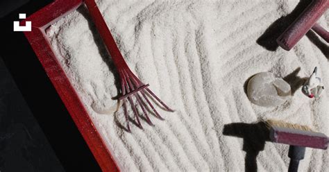 Foto Textil Blanco Y Rojo Sobre Mesa De Madera Marrón Imagen Gris