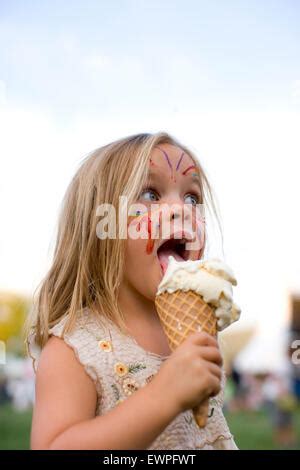 M Dchen Eine Eis Lecken Stockfotografie Alamy