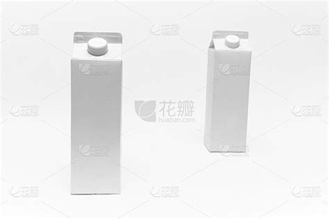 白色背景上的白色空白牛奶盒