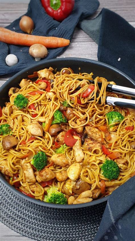 Asia Nudelpfanne mit Gemüse und Hähnchen Rezept Hähnchenfilet