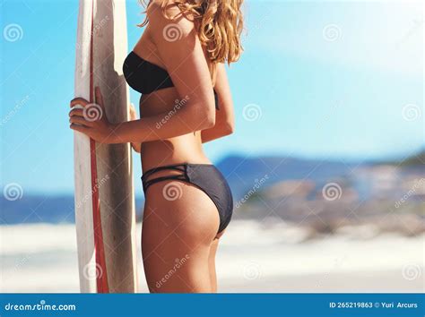 El Surf Es Una Forma De Vida Una Joven Sosteniendo Su Tabla De Surf En La Playa Imagen De