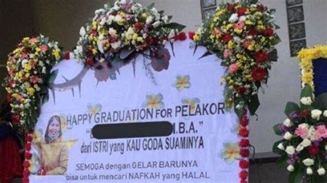 Viral Istri Sah Melabrak Pelakor Lewat Karangan Bunga Saat Wisuda S2 Di