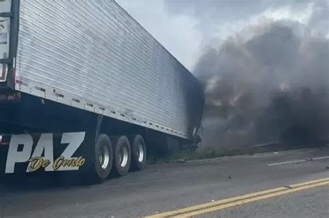 Reportagem Atualizada Acidente Entre Carro E Carreta Deixa Quatro