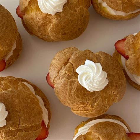 인터랙트 With 글루텐프리 저당 저탄수화물 크림치즈가 통째로 들어간 것 같아요” 네 그렇게 생각해도 무방할 정도로 크림치즈 원물 가득 합니다 밀도 높으면서 크리