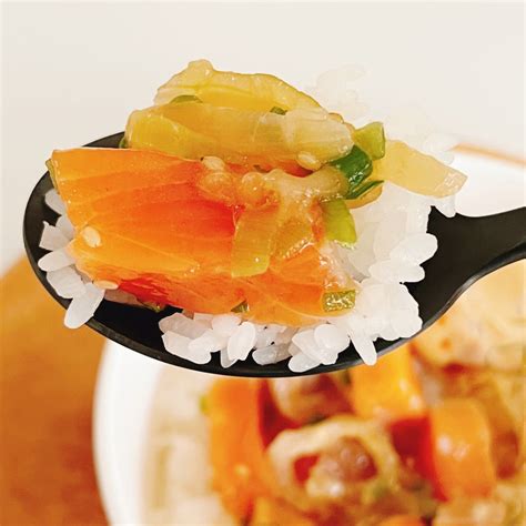 【セブン】これコンビニで買えちゃうの？食べ応えすごすぎる「ハワイアン弁当」ジューシーなサーモンがたまらない！
