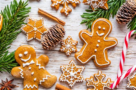 크리스마스 진저 브레드와 과자는 나무 책상에 배치됩니다 별과 눈 조각모양의 쿠키와 달콤한 음식 겨울 테마 소박한 스타일 측면에 소나무 사탕 스틱 및 기타 향신료 갈색에 대한