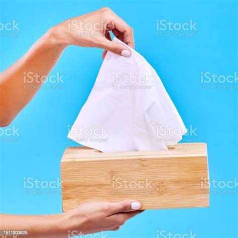 조직 파란색 배경 독감 질병 및 부비동 모형을 위한 손수건 상자가 있는 손 건강 관리 세면 도구 및 청소 알레르기 및 재채기를