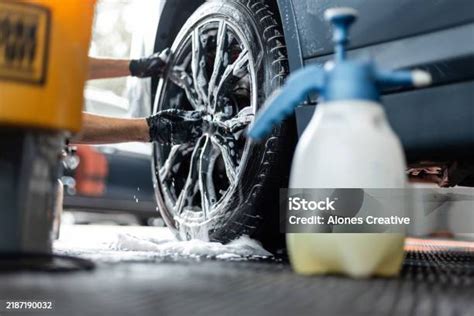 전문 남자가 디테일링 스튜디오에서 손으로 자동차 바퀴를 씻고 있습니다 차고에서 자동차 관리 및 세척 고무에 대한 스톡 사진 및 기타 이미지 Istock