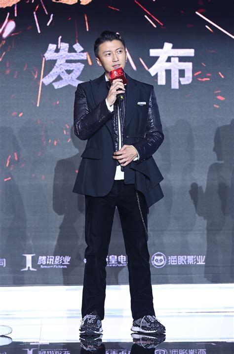 《怒火·重案》主创大合影，一张空椅子让甄子丹谢霆锋泪崩