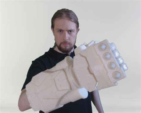 The Famous Doomfist Gauntlet From Overwatch Has Been 3d Printed Htxt