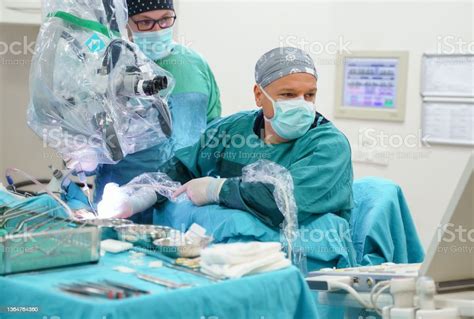 병원 수술실에서 뇌종양 수술을 운영하는 신경외과 의사 팀 2명에 대한 스톡 사진 및 기타 이미지 2명 건강관리와 의술
