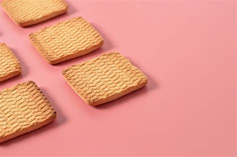 많은 전체 사각형 쿠키의 행은 부엌에 분홍색 책상에 놓여있다 텍스트를 위한 공간 갈색에 대한 스톡 사진 및 기타 이미지 갈색