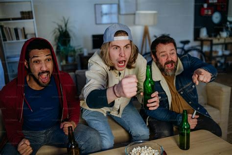 행복한 축구 팬 친구들은 집에서 축구를 보고 성공을 축하합니다 사진 Unsplash의 사람 이미지