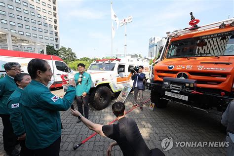 산불진화차 살펴보는 한덕수 국무총리 연합뉴스