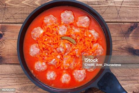 토마토와 야채 소스에 쌀과 미트볼을 요리 단계 단계 5 토마토와 야채 소스 상단보기 수평 원시 미트볼을 붓는 건강한 생활방식에