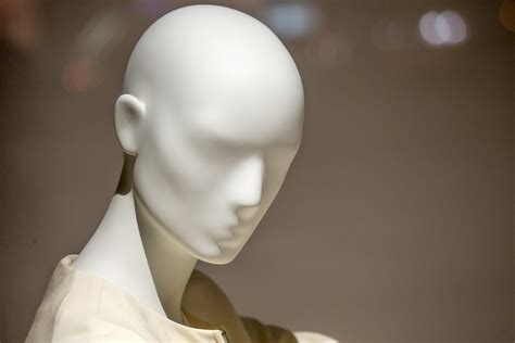 This Shaking Mannequin Head Is The Meme You Need Time