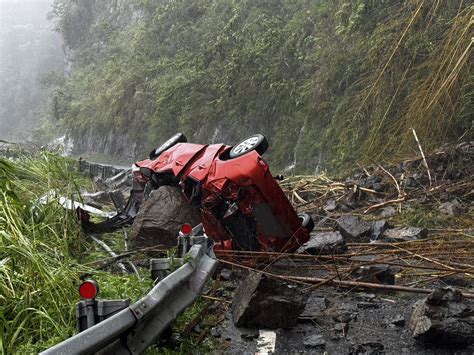 自小客車阿里山遭落石擊中翻覆 57歲男子重傷送醫搶救 民生電子報