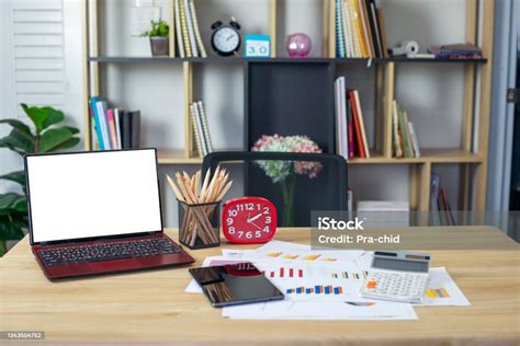 데스크톱 빈 노트북 태블릿 예산 세금 계산기 시계 및 연간 요약 보고서 장소 나무 테이블에 배치 집에서 작업 공간 비즈니스 컴퓨터 사무실 책상 비즈니스 오피스 테이블 개념