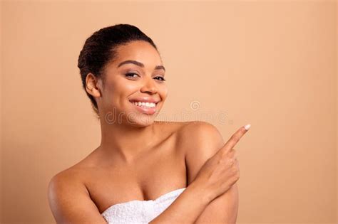 1 176 Naked Woman Pointing Stock Photos Free Royalty Free Stock