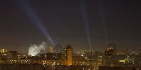 Ракетний удар РФ по Києву уламки впали у Дарницькому районі пошкоджені будівлі та авто