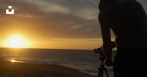 Foto Silueta Del Hombre Y De La Mujer De Pie En La Orilla Del Mar