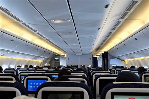 「人権ない」 飛行機大好き女性が激怒 両隣のおぢが靴底向けて着席 ネット「これは理不尽」と同情の声 Hint Pot