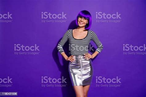 사진 예쁜 아가씨 는 옆으로 손을 잡고 사양 광택 스커트 가발 스트라이프 풀오버 고립 된 보라색 배경을 착용 가냘픈에 대한 스톡 사진 및 기타 이미지 Istock