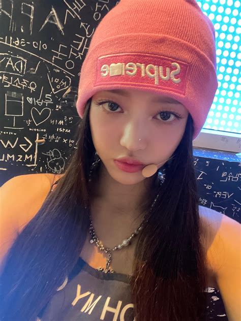 230728 Ohmygirl 오마이걸 Yooa 유아 — 나 어제 핑크 유빈 씀 💓 Rwmohmygirl