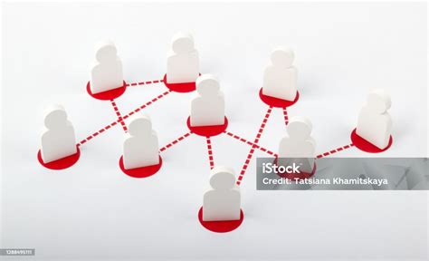 비즈니스 및 사회적 연결 나무 사람들의 인형과의 접촉 네트워크 통신 비즈니스 개념 빨강에 대한 스톡 사진 및 기타 이미지 빨강 목재 재료 장식용 조각상 Istock