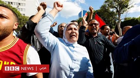 مظاهرات تونس آلاف المحتجين من أحزاب سياسية متنافسة يهتفون ضد الرئيس