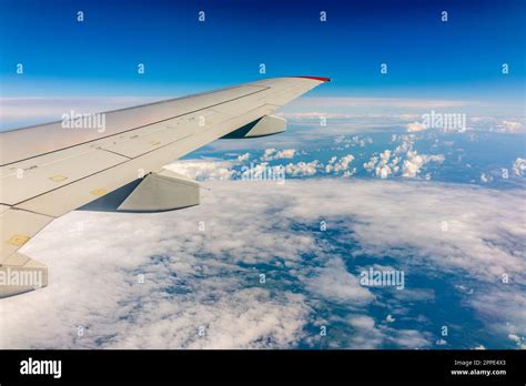 Vue depuis la fenêtre de l avion à un beau ciel nuageux et l aile de l