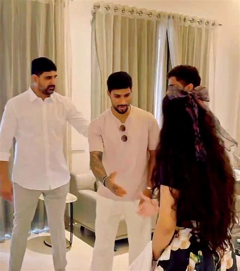 క్రికెటర్లు సూర్యకుమార్ యాదవ్ తిలక్ వర్మలతో బీఆర్ఎస్ ఎమ్మెల్యే ముచ్చట్లు ఫొటోలు Brs Mla