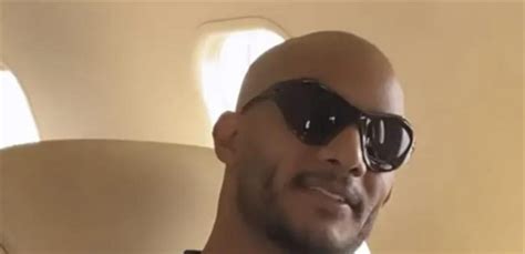وضع منشفة على وجهه وفوقها نظارة محمد رمضان يثير الجدل مجدداً صور
